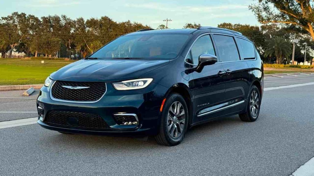 Chrysler Pacifica Hybrid: A Family-Treating Minivan in the Age of ...